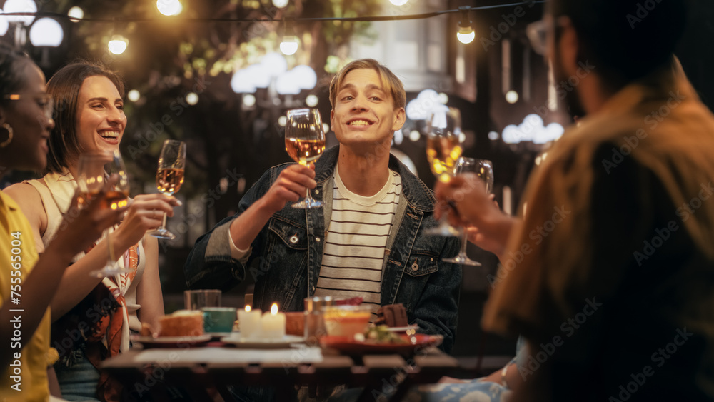 Photo Stock Multiethnic Diverse Friends Gathering Together at a Cafe ...