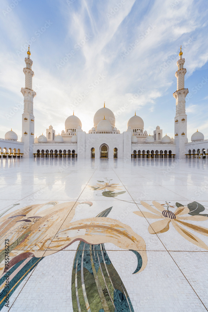 Stock-Foto „Beautiful Sheikh Zayed Mosque is one of six largest mosques ...