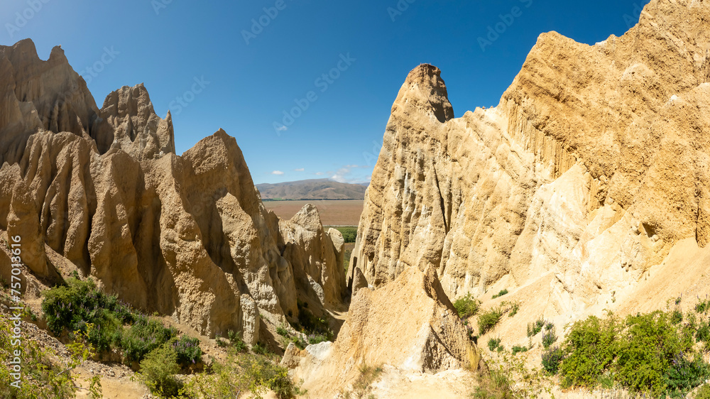 Omarama Clay Cliffs : unique and dramatic landscape with pinnacles ...