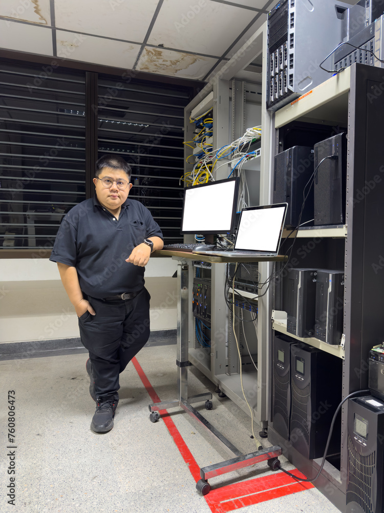 Technicians settings of the internet wireless system in the datacenter ...