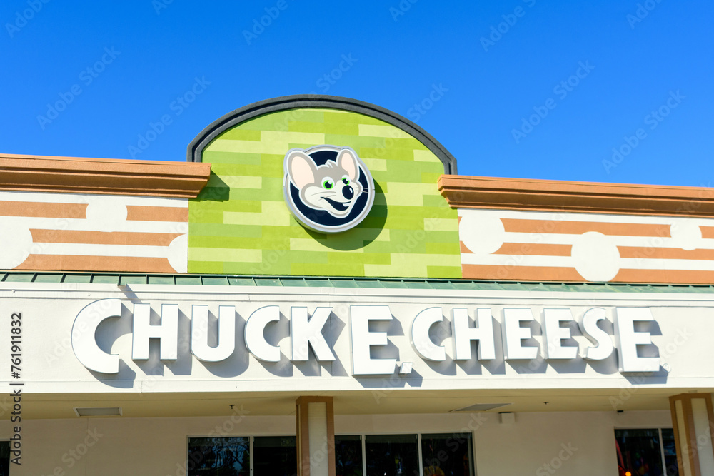 Chuck E. Cheese sign, logo on the kid friendly chain known for its ...