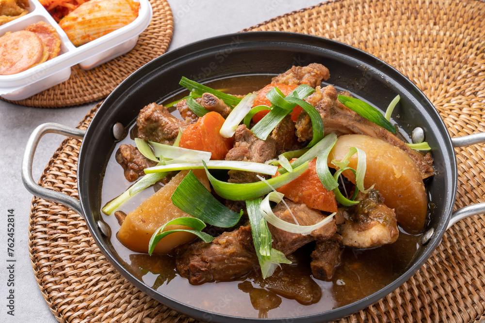 Korean food, pork back ribs, steamed pork back ribs, spicy, stir-fried ...