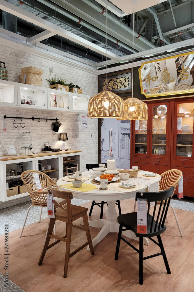 Foto de Stock PENANG, MALAYSIA - 27 MAR 2024: The interior view shows a living room showroom ...