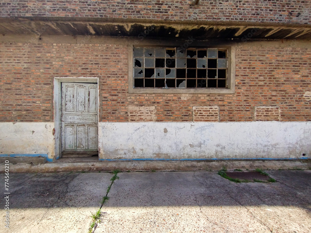 Puerta y ventana, vieja, rota, abandonada, casa , ladrillo Stock Photo | Adobe Stock