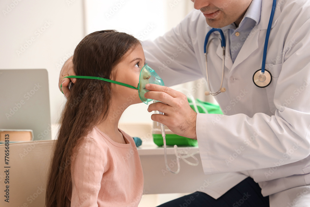 Little girl with doctor using nebulizer in clinic Stock Photo | Adobe Stock
