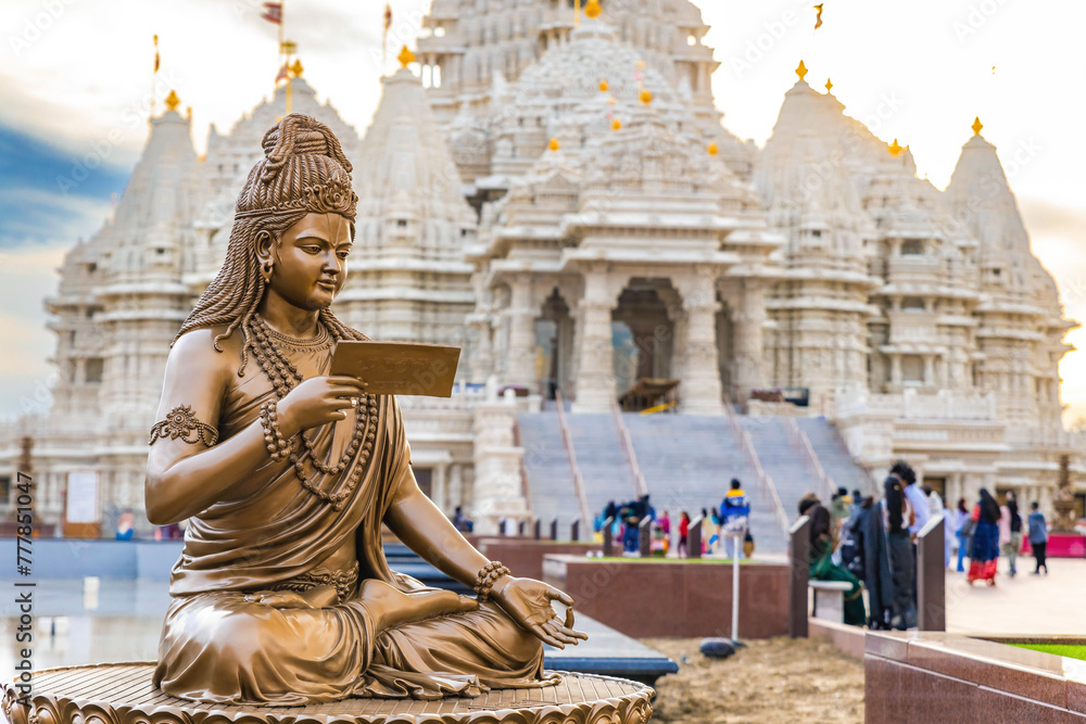 Scenic hindu statue with Akshardham Mahamandir temple in the back at ...