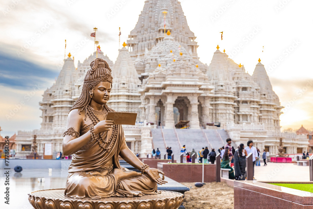 Scenic hindu statue with Akshardham Mahamandir temple in the back at ...