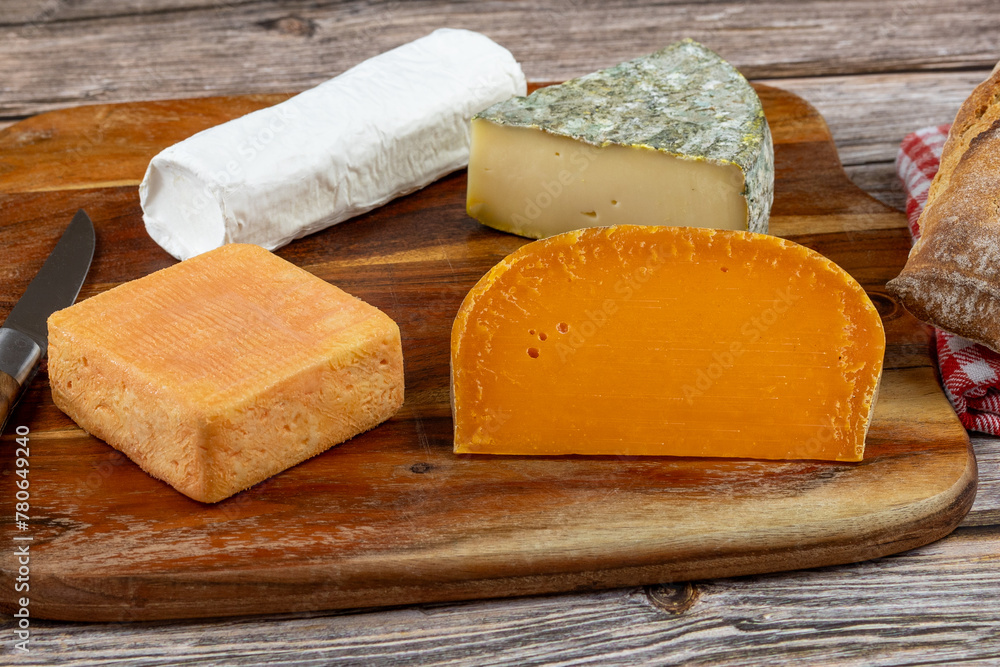 plateau de fromages français, en gros plan, sur une planche à découper ...