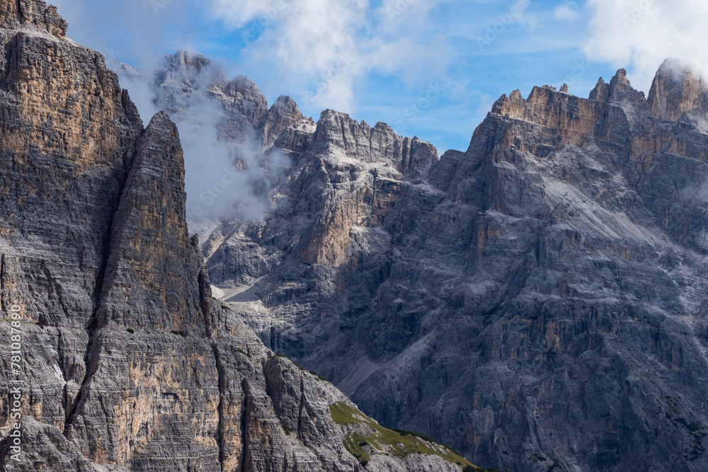Peaks of the Dolomites In Italy - Beautiful mountains in the Dolomiti ...