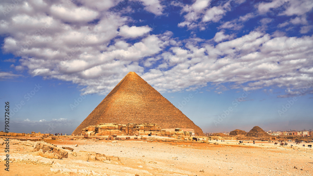 Wide angle view of the Great Pyramid of Khufu, a wonder of the world ...