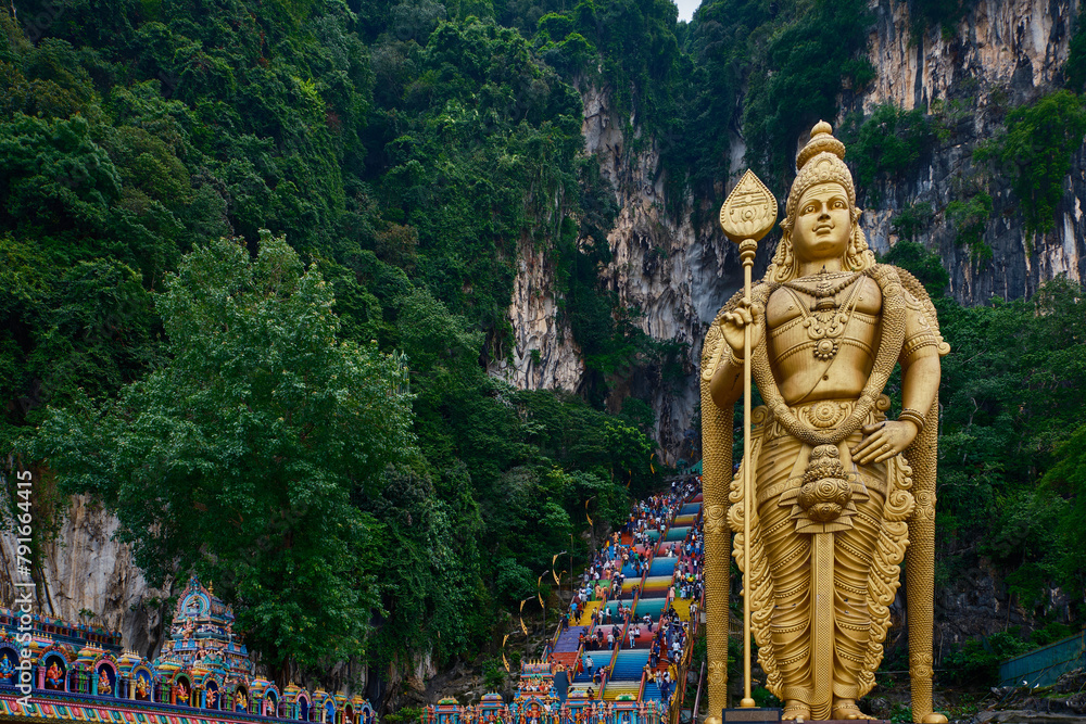 The main Entrance to Batu Caves and the Murugan statue (The Hindu god ...