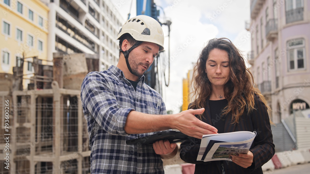 Стоковое фото «Engineer constructor discuss build plan with investor ...