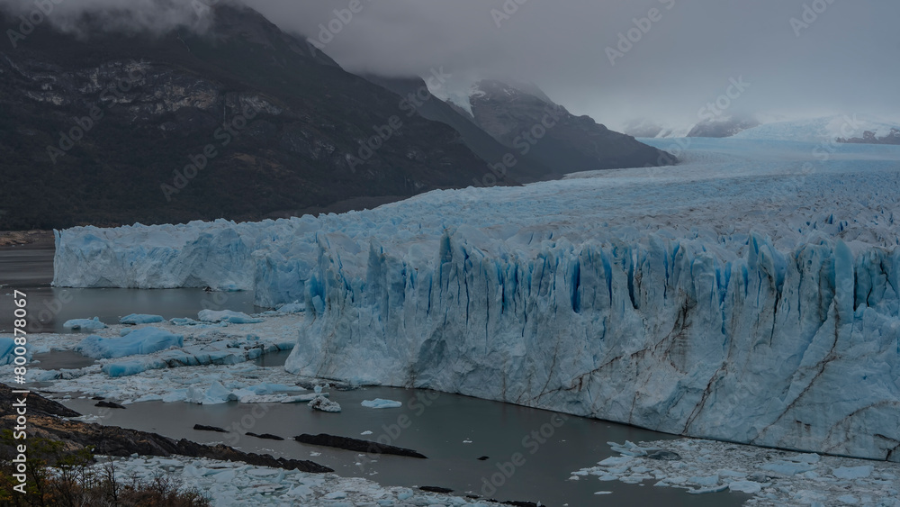 An amazing glacier stretches between the mountain slopes to the horizon ...
