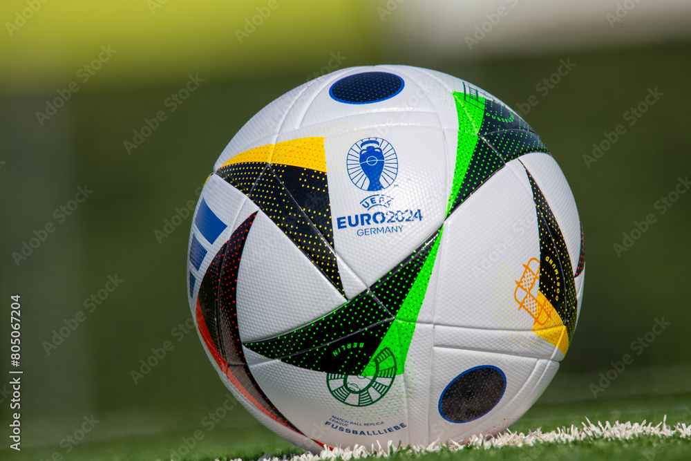 Symbolbild UEFA-EURO 2024: Nahaufnahme vom offiziellen Spielball der ...