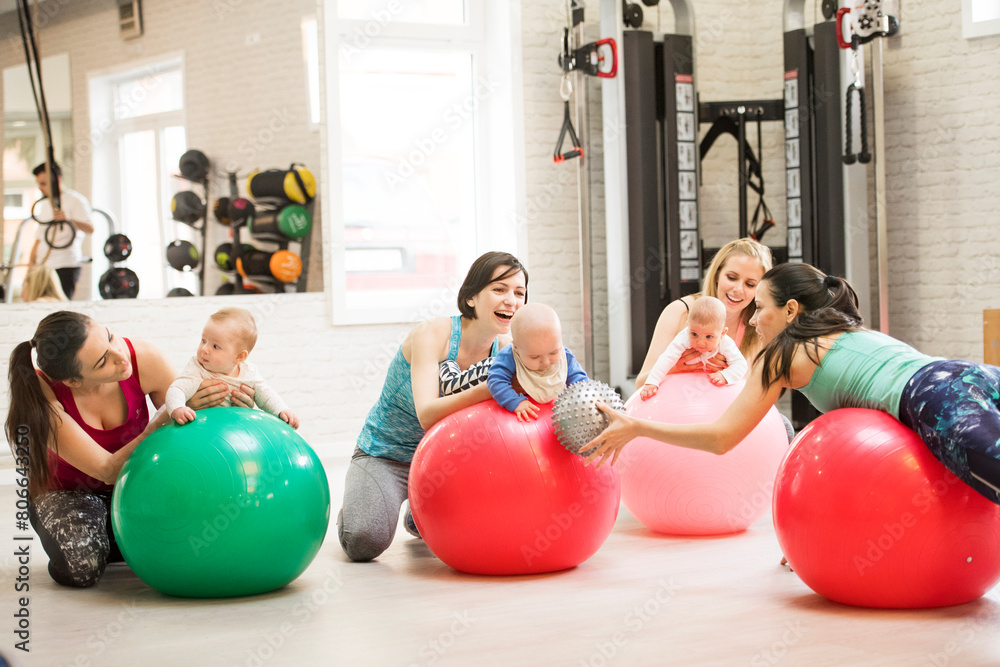 Baby movement class. Parents helping babies to improve motor skills ...
