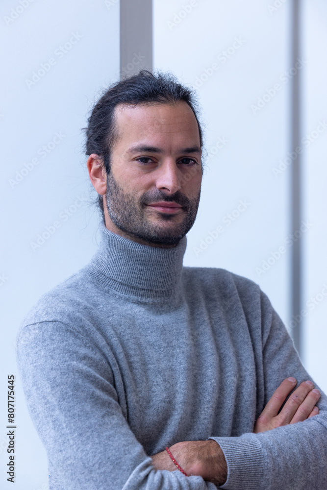 Photo Stock portrait d'un beau jeune homme de 35 ans souriant et pensif ...