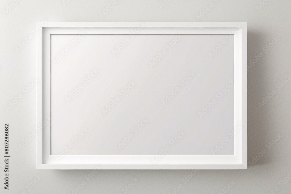 Marco vertical rectangular ligero y delgado colgado en una pared con ...