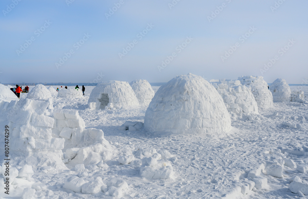 Competition for the construction of an igloo, a national shelter from the cold of the northern ...