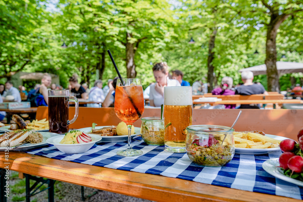 Sommerlicher Genuss im Biergarten – Aperol Spritz und kühles Bier bei ...