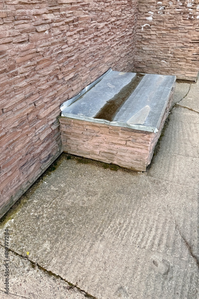 Foto de Stock Basement opens in the building of house has window is ...