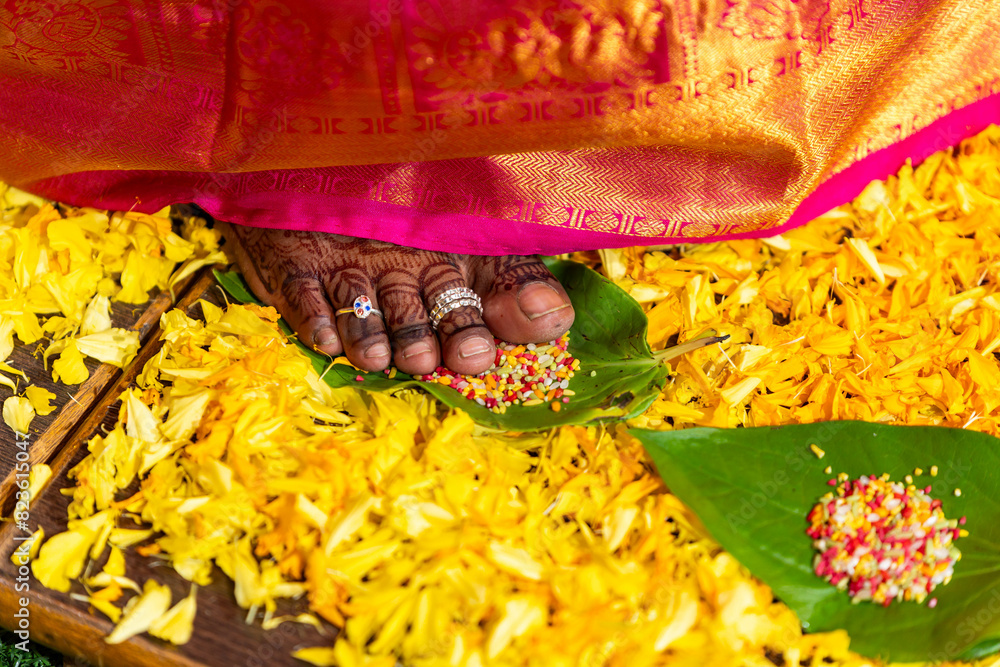 Foto de Stock Beautiful Saptapadi moments, an Indian Hindu wedding ...