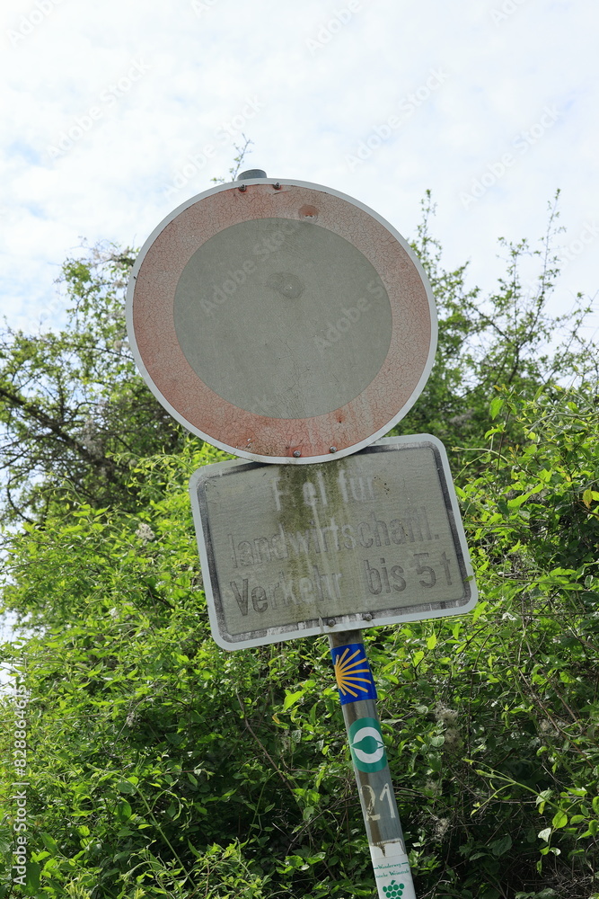 Verkehrszeichen ist schmutzig und schlecht zu erkennen Stock Photo ...