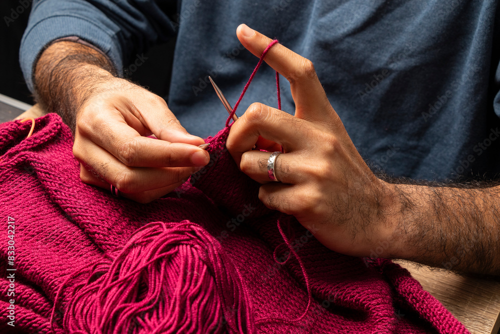 Manos de hombre tejiendo con palillos y lana Stock Photo | Adobe Stock
