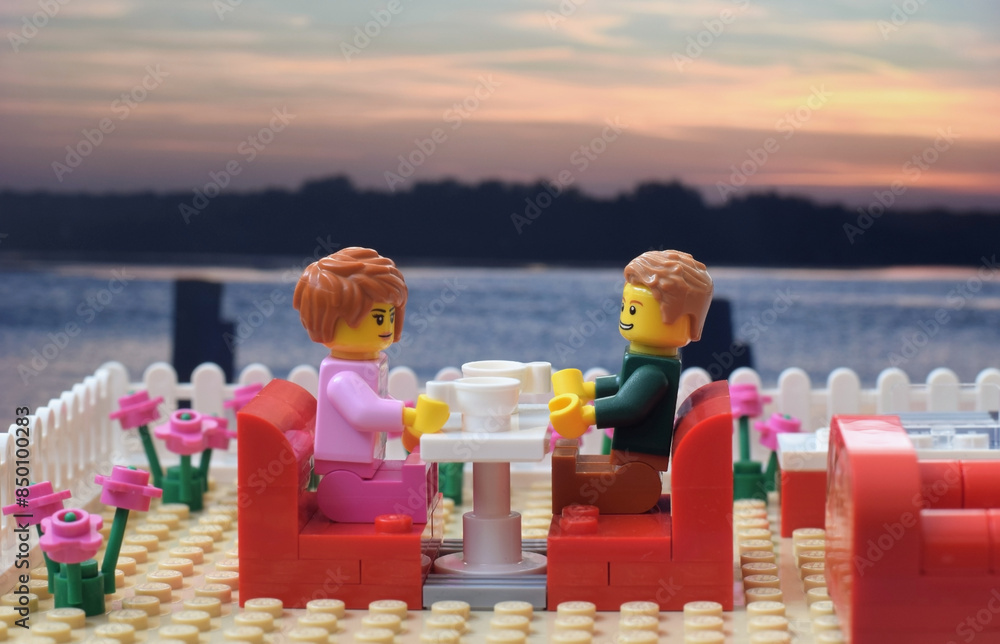 Foto de Stock Lego minifigures couple are having a dinner in restaurant ...