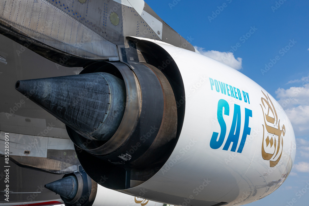 Stock-Foto „Rolls Royce Trent 900 jet engine on Emirates Airbus A380 ...