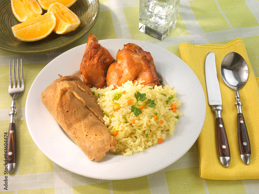 Moi moi chicken+rice, Moi moi chicken and rice auf weissem Teller und ...