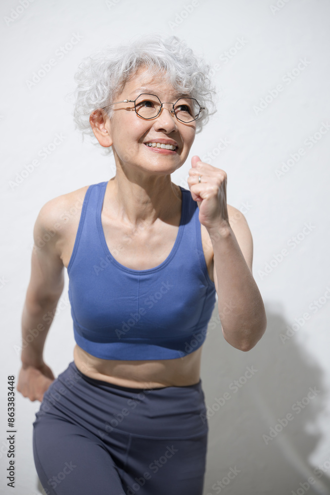 Close-up of upper body of active senior in starting pose Background ...