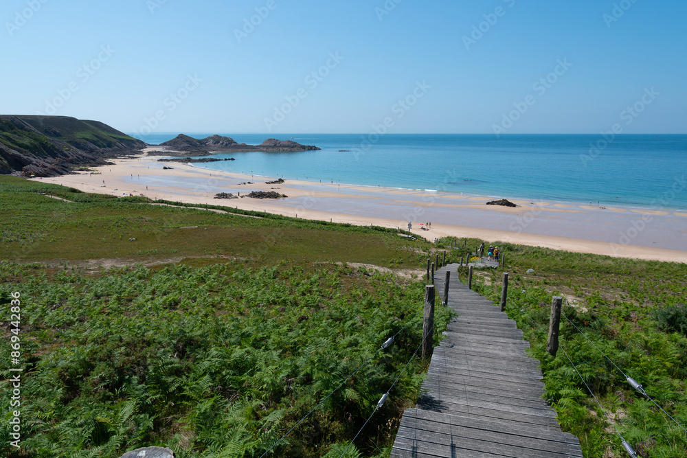 Joli paysage de la côte bretonne depuis le sentier de randonnée GR34 du ...