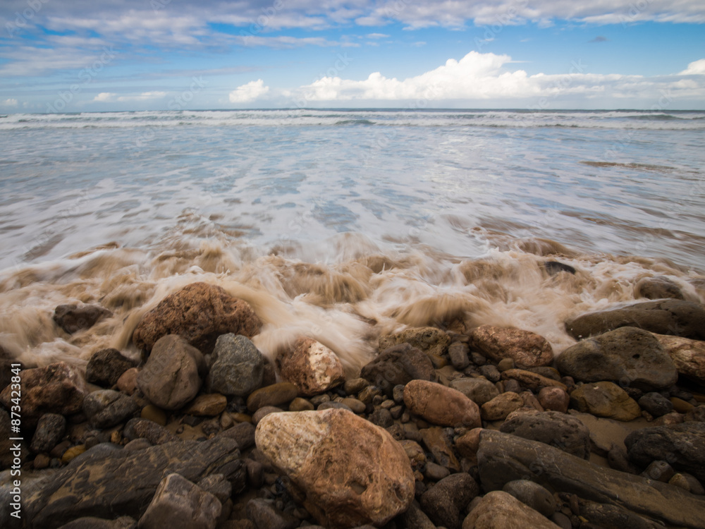 Marea subiendo en el mar cantábrico con el agua en movimiento y ...