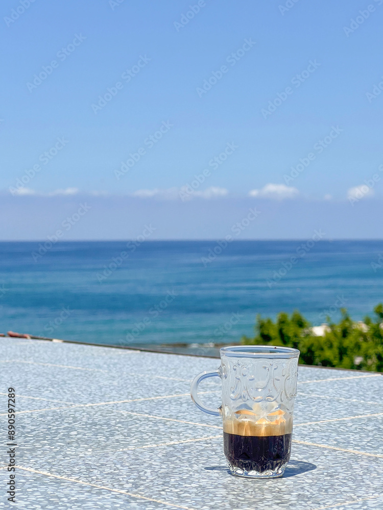 Caffè espresso napoletano in tazzina elegante di vetro poggiato sul ...