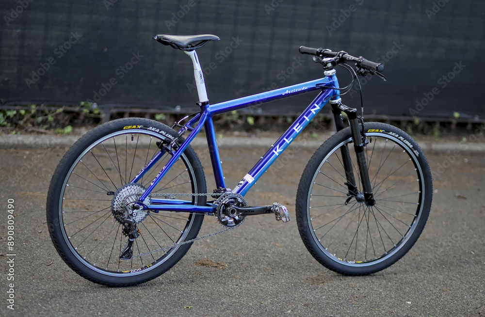 Vintage blue Klein Attitude mountain bike rebuild with flat handlebars ...