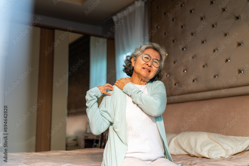 ภาพถ่าย Stock Asian senior mature woman suffering from neck and ...