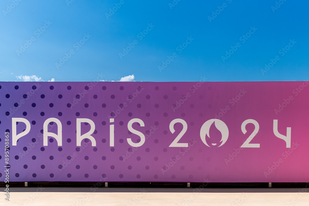 Le logo des jeux olympiques de Paris 2024 en couleurs avec un ciel bleu ...