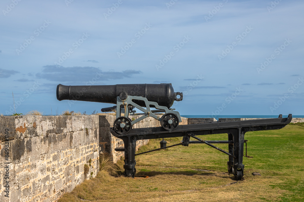 Exposure of the artillery used in the keep, the largest fort in Bermuda ...
