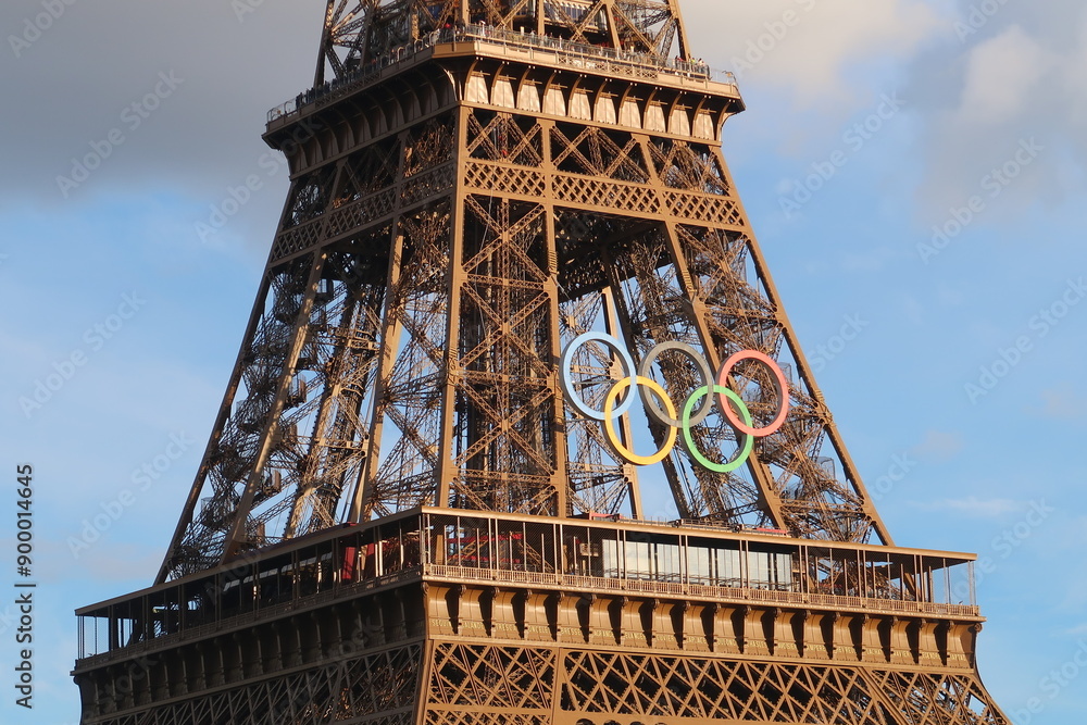 Stock-Foto „Zoom sur les anneaux olympiques, célèbre logo symbole des ...