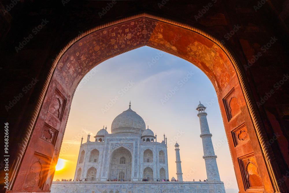 Photo Stock Sun setting at the Taj Mahal, UNESCO World Heritage Site ...
