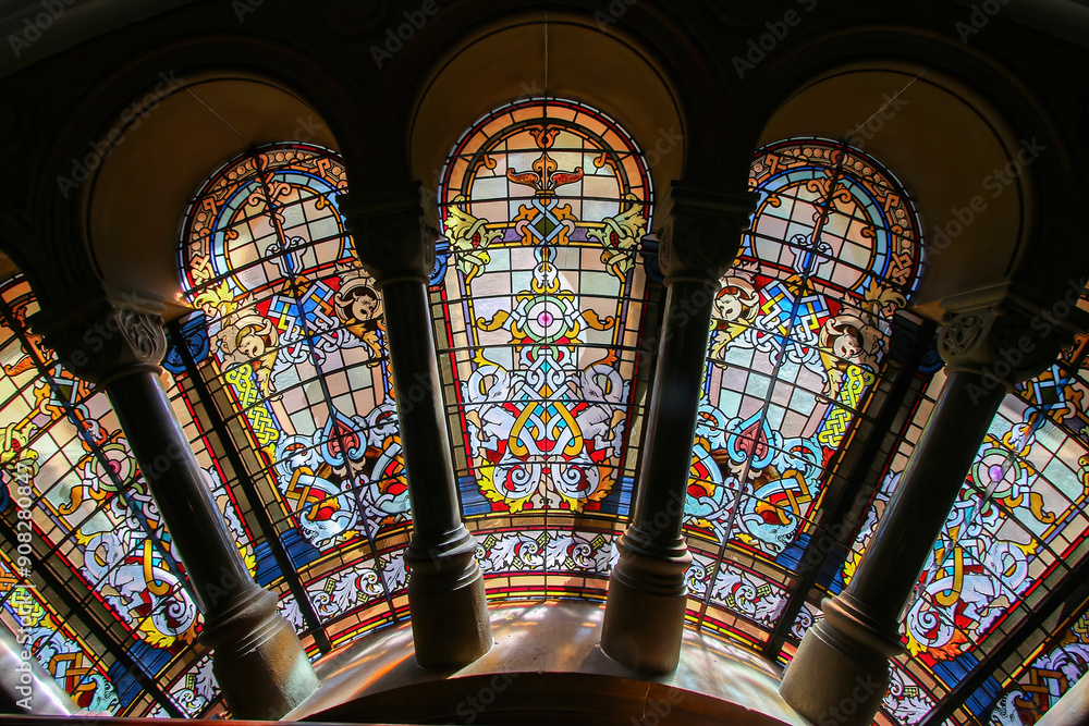 Cartwheel stained glass window in the facade of the Queen Victoria ...