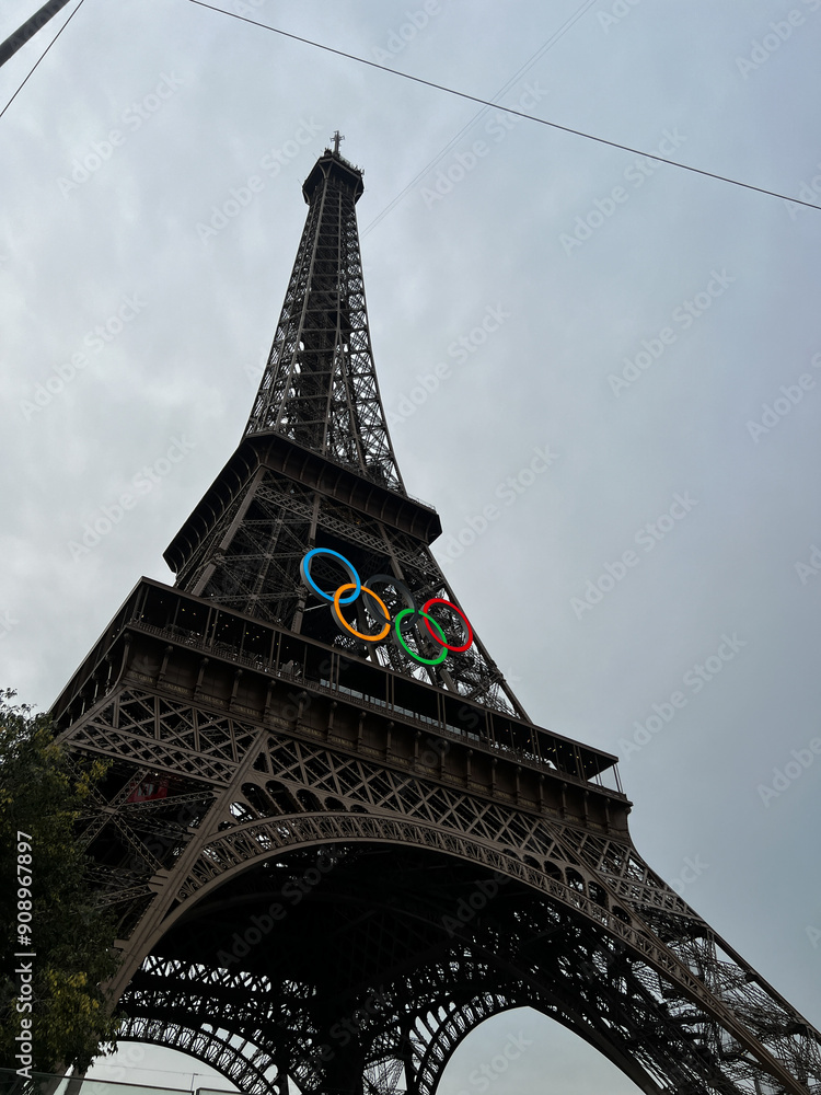 ภาพถ่าย Stock The Eiffel Tower decorated with the Olympic rings, the ...