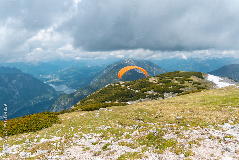 Gleitschirmfliegen am Hallstätter See vom Dachstein Krippenstein in ...