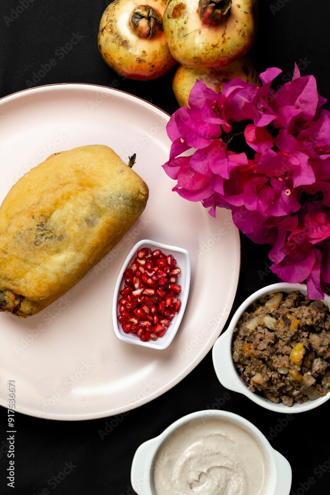 Fotografía de Chiles en Nogada: chile poblano relleno, cubierto con ...