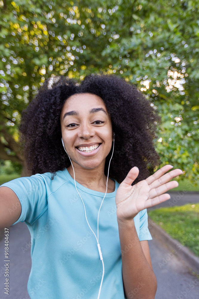 Foto de Stock Cheerful African American female athlete waves hello ... Foto de Stock Cheerful African American female athlete waves hello ...