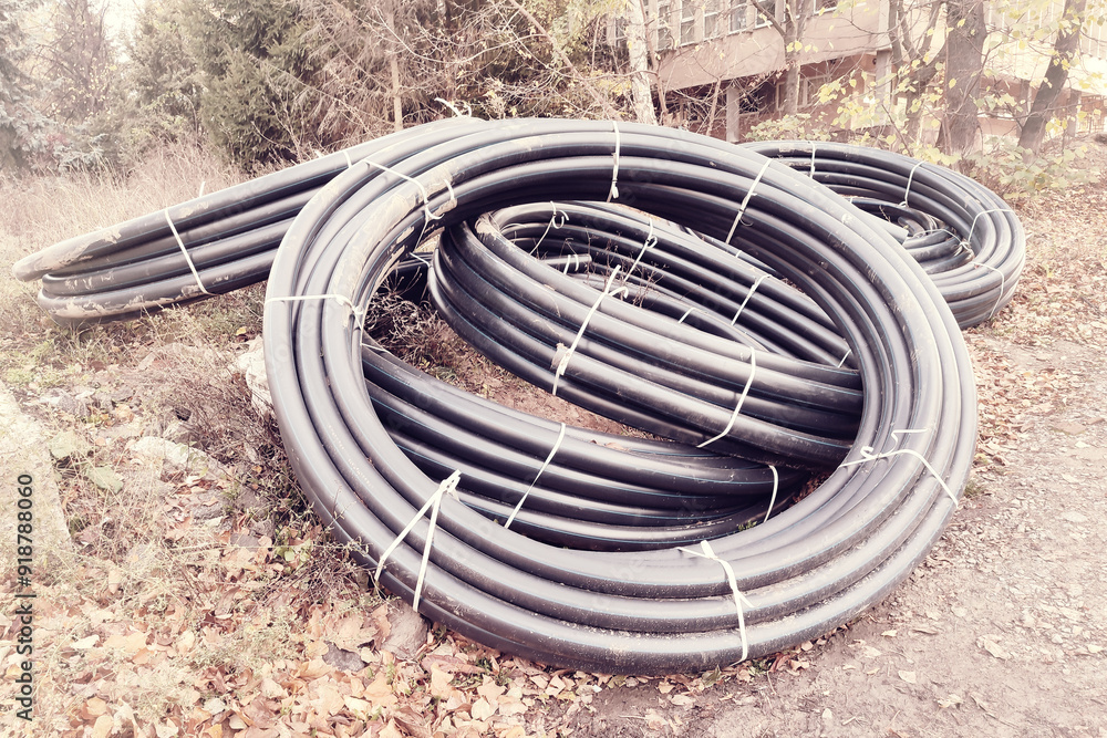Foto de Stock Pre-insulated pipe. A roll of plastic gas pipe is lying ...