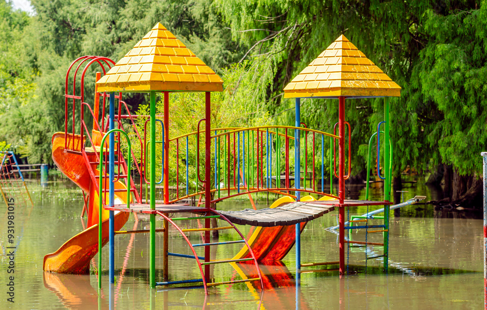 juegos infantiles, estanque, arboles, raices de arbol, camecuaro ...
