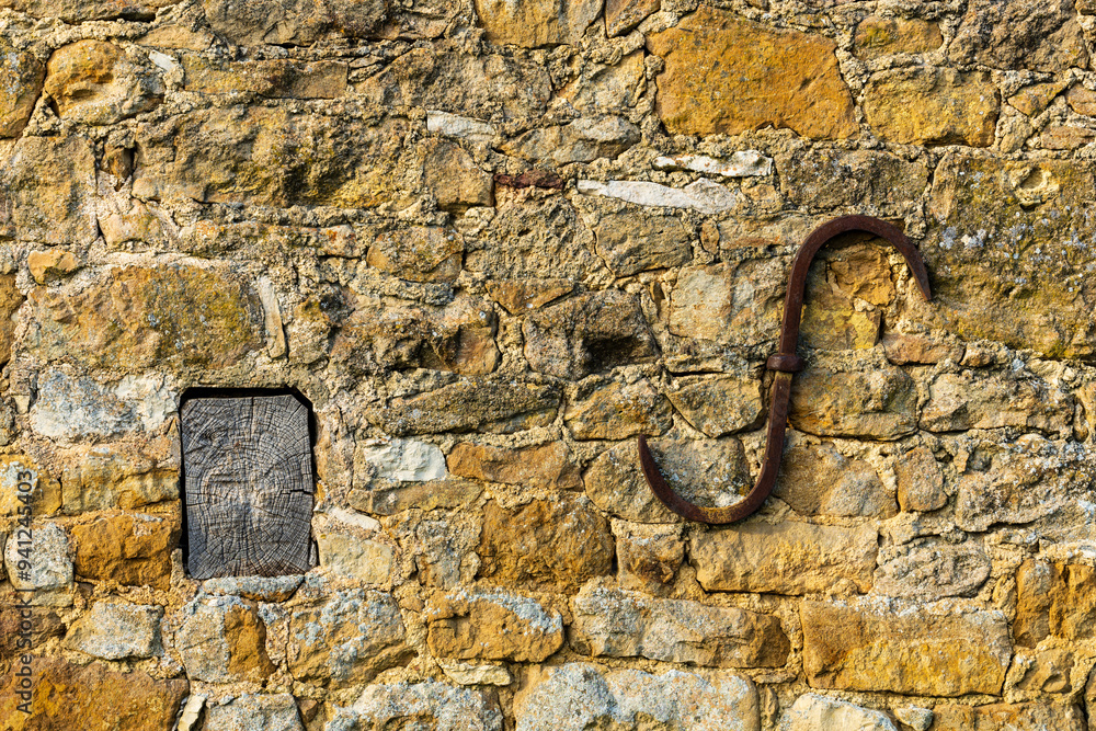 Mur médiéval fortifié, détail des consolidations structurelles d'un mur ...