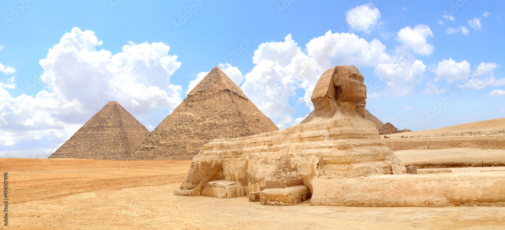 Foto Famous Great Sphinx and pyramids of Chephren and Cheops, Cairo ...