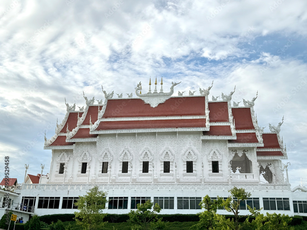 Wat Huay Pla Kang, or Temple of Goddess of Mercy, at Chiang Rai ...